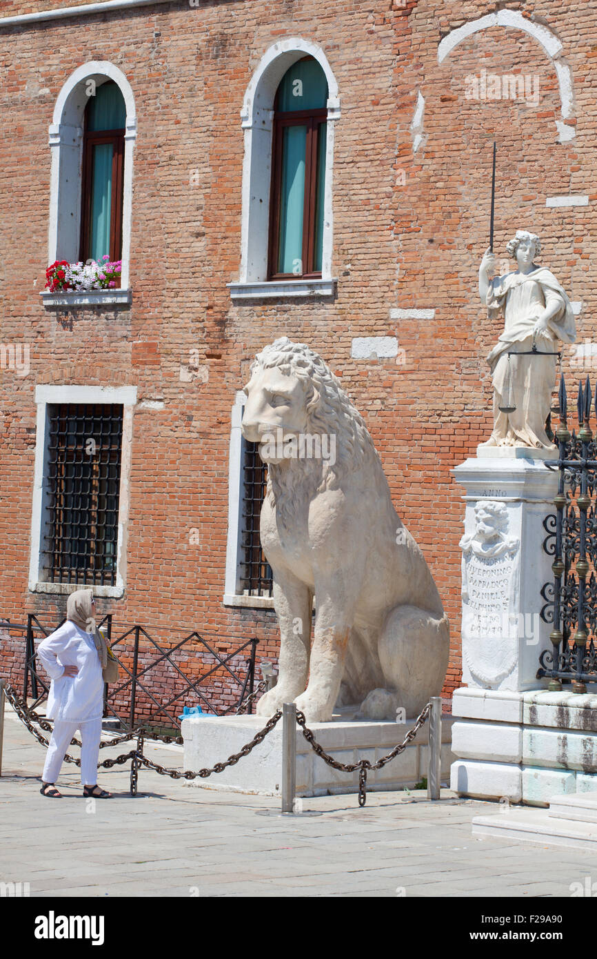 Lion and other statue of arsenal hi-res stock photography and images ...