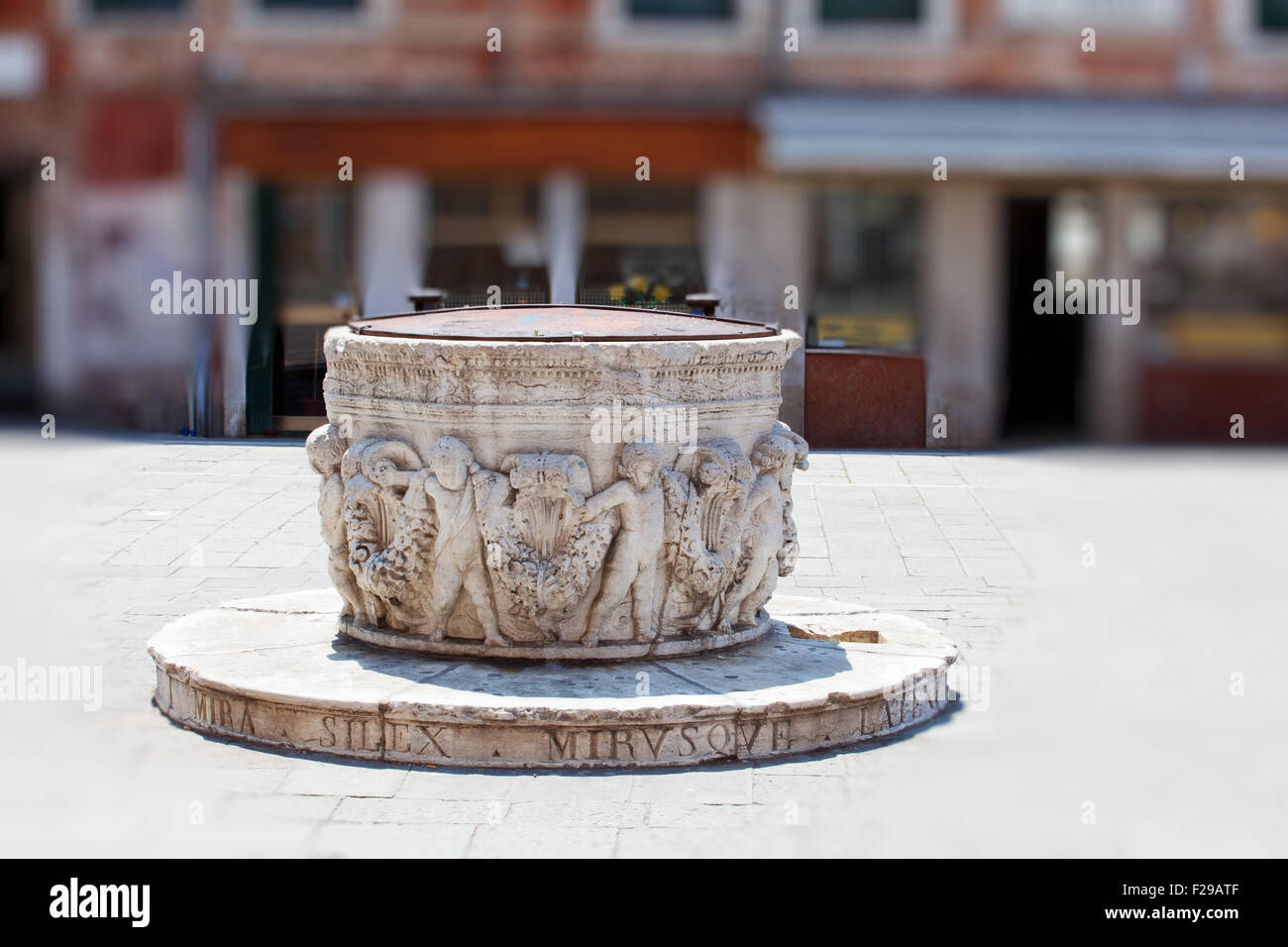 Venetian well hi-res stock photography and images - Alamy