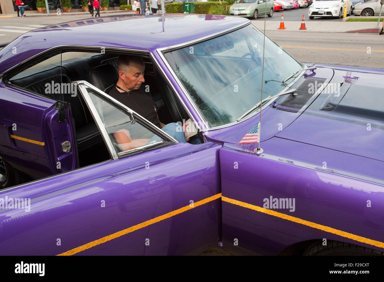 Purple vintage car hi-res stock photography and images - Alamy