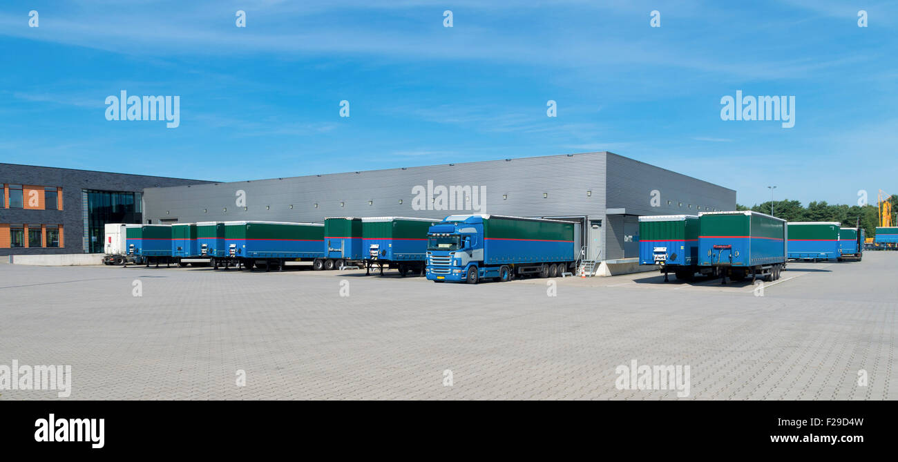 Truck docking bay warehouse hi-res stock photography and images - Alamy