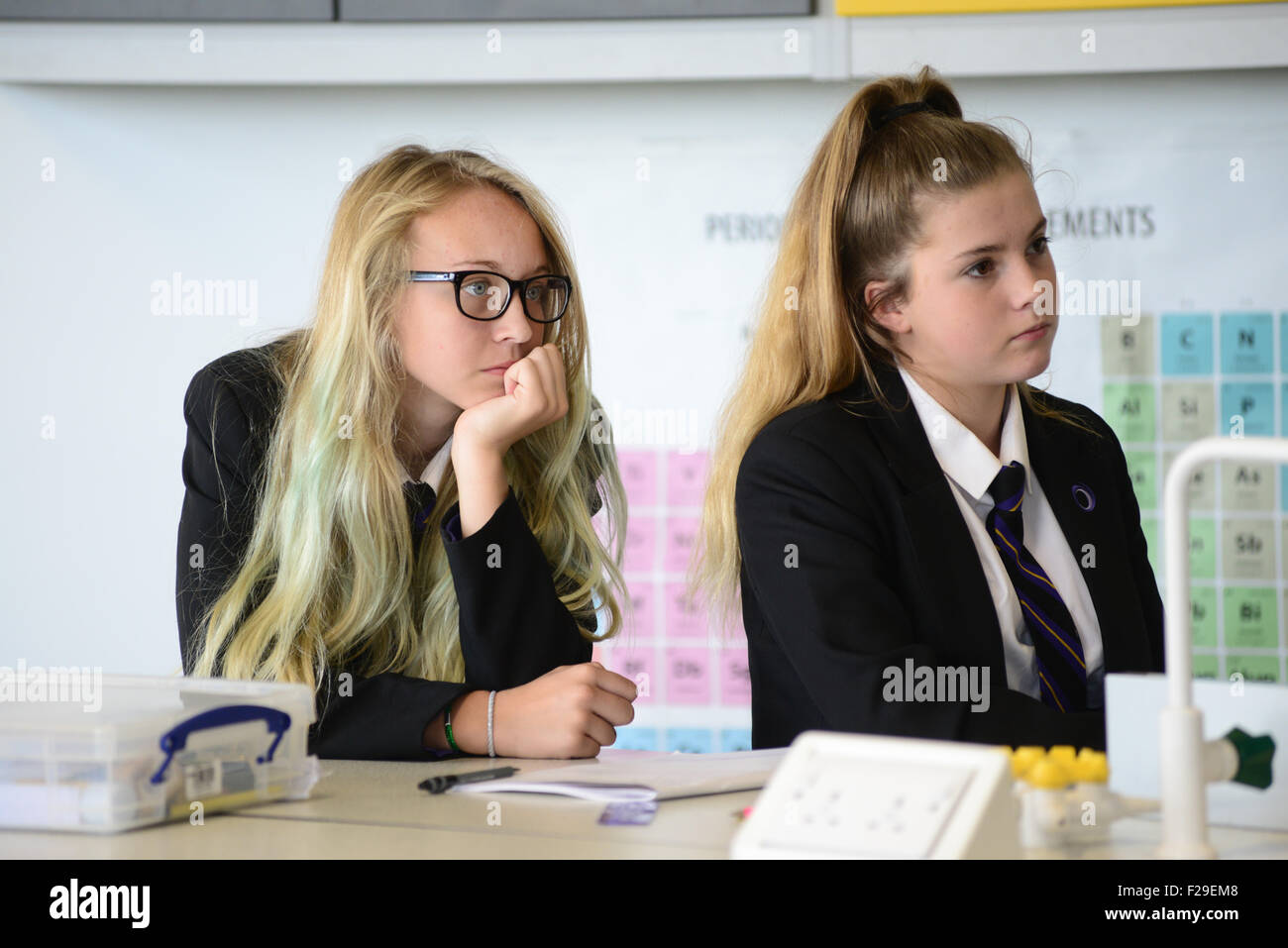 Boys in science class hi-res stock photography and images - Alamy