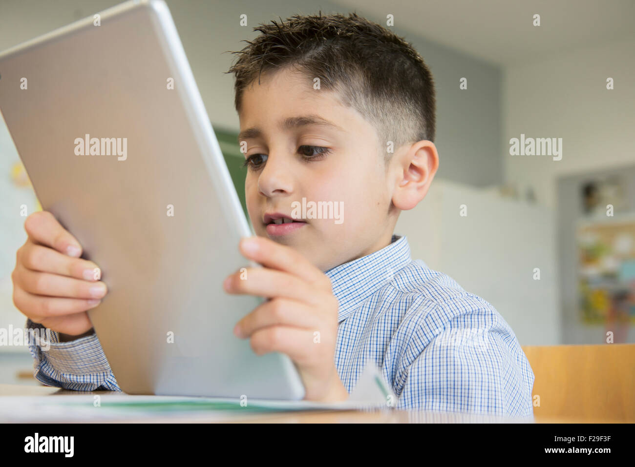 Black child tablet classroom hi-res stock photography and images - Alamy