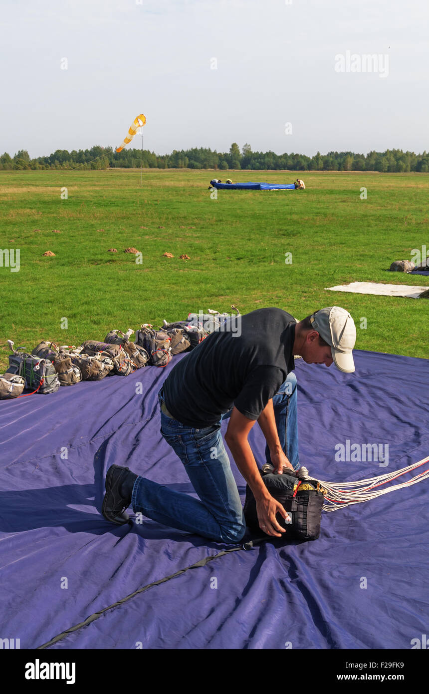 Parachutists - 2014. Packing of parachutes Stock Photo - Alamy