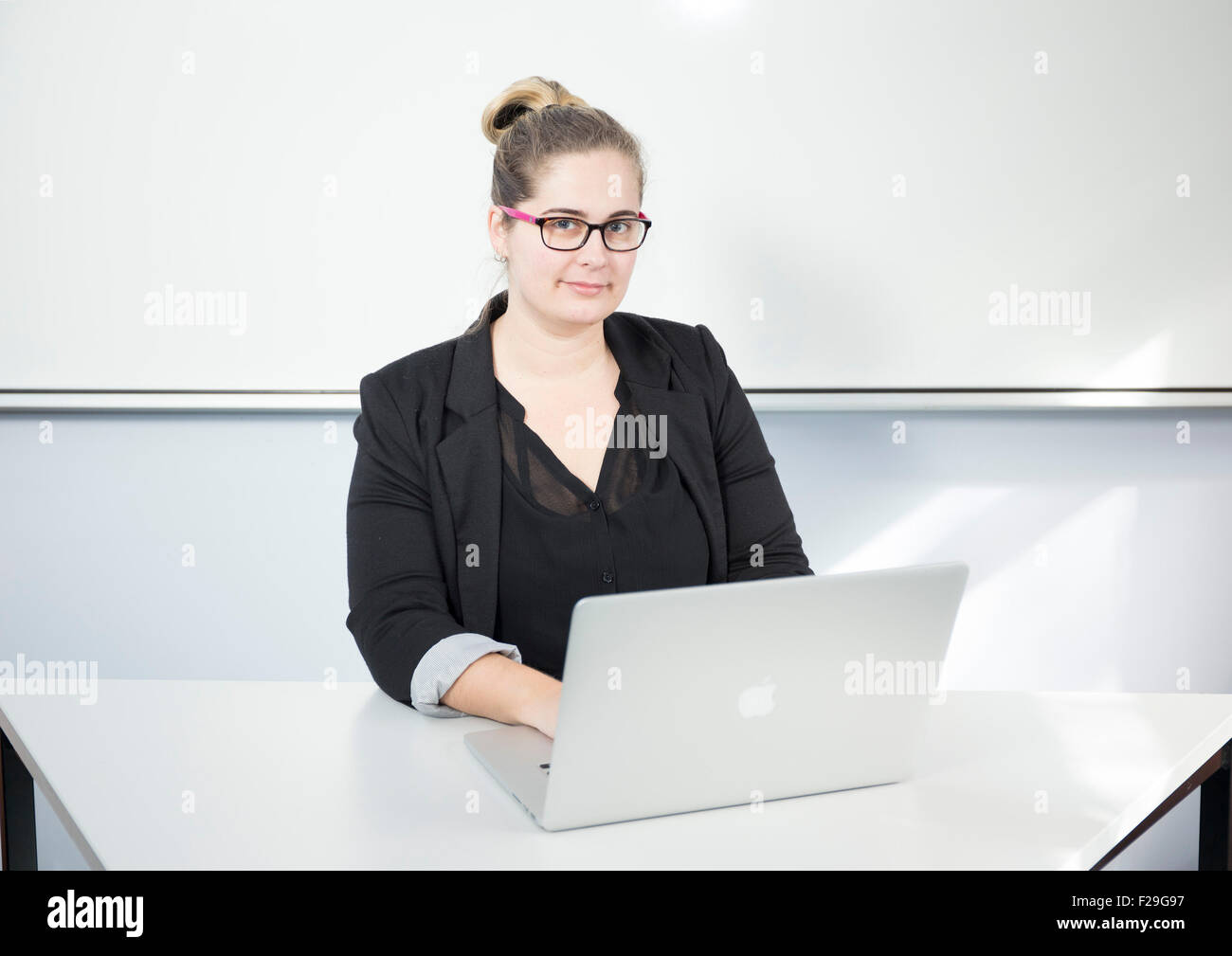 Person at desk hi-res stock photography and images - Alamy