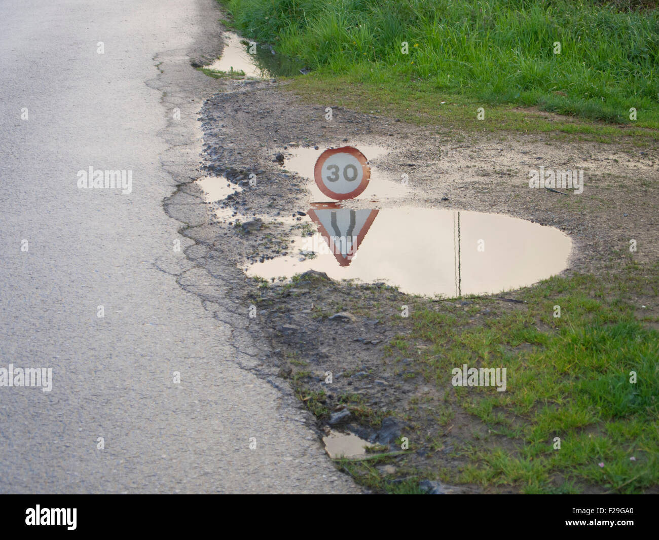 Puddle sign hi-res stock photography and images - Alamy