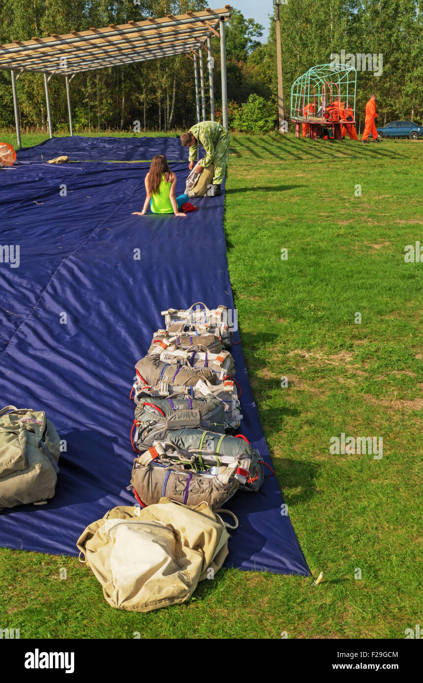 Parachutists - 2014. Packing of parachutes Stock Photo - Alamy