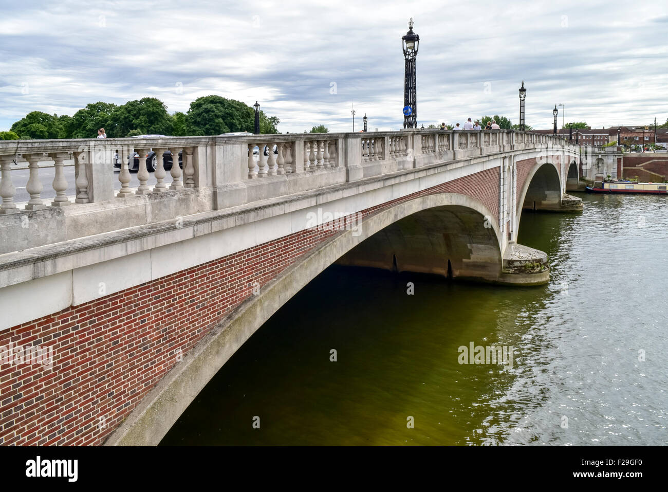 Under the arches of london bridge hi-res stock photography and images ...