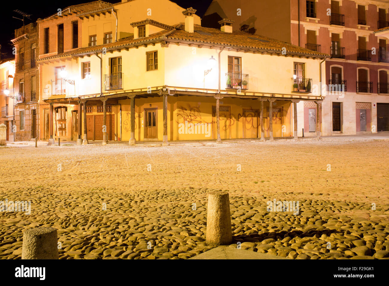 Night leon hi-res stock photography and images - Alamy