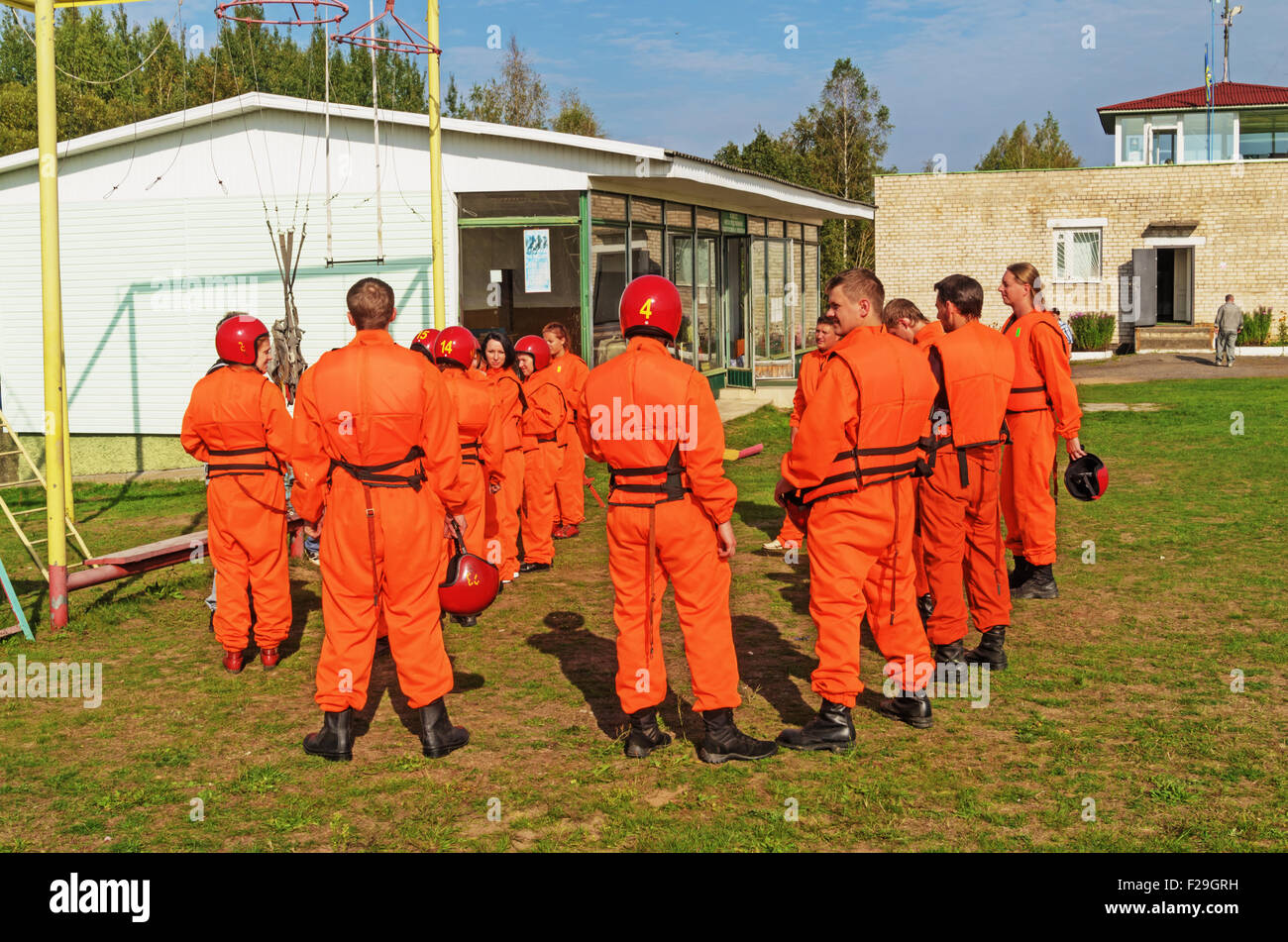 Parachutists - 2014. Training of beginning parachutists Stock Photo - Alamy