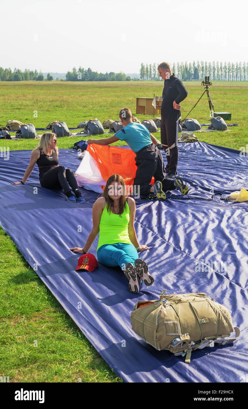 Parachutists - 2014. Packing of parachutes Stock Photo - Alamy