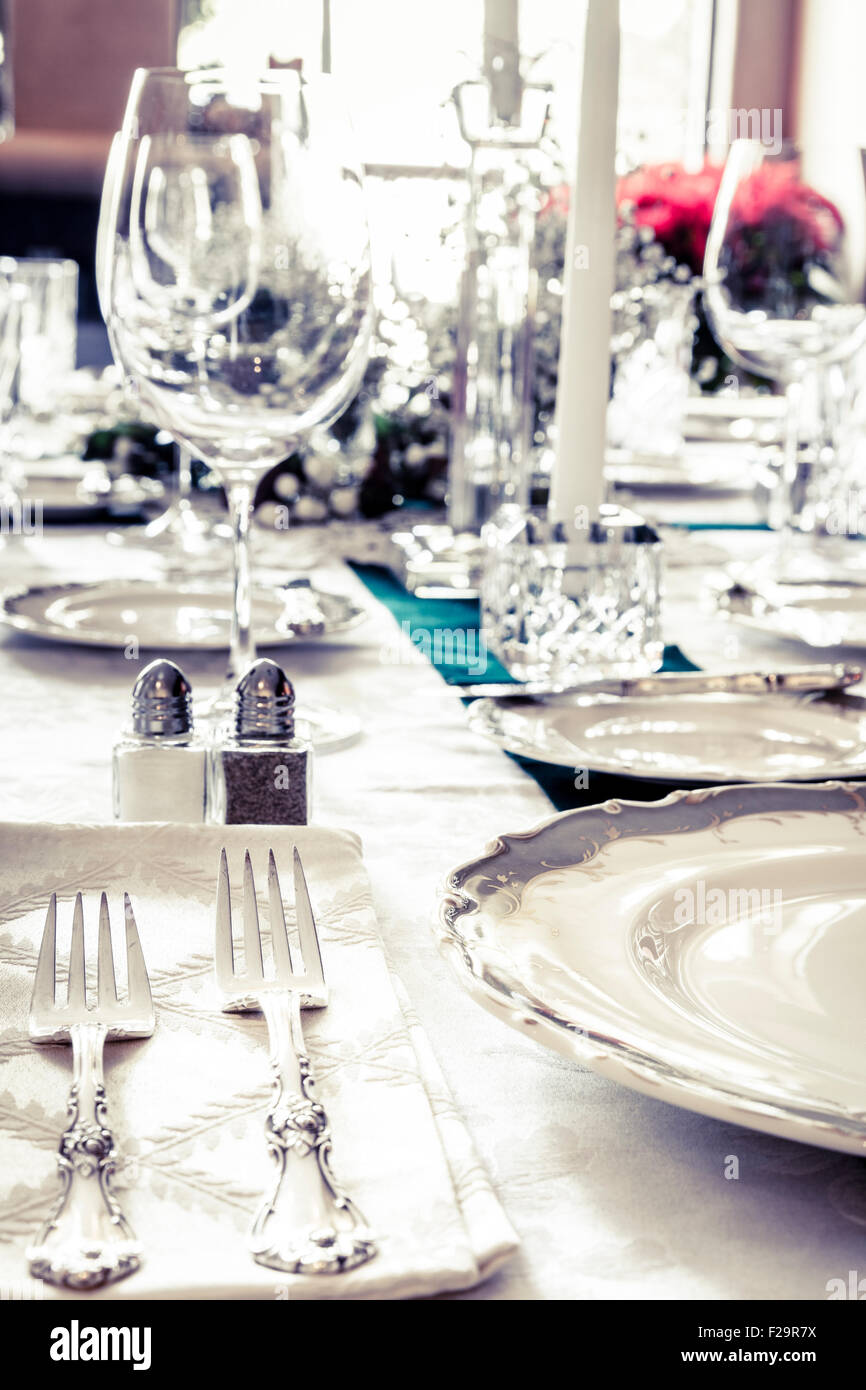 Empty dinner table hi-res stock photography and images - Alamy