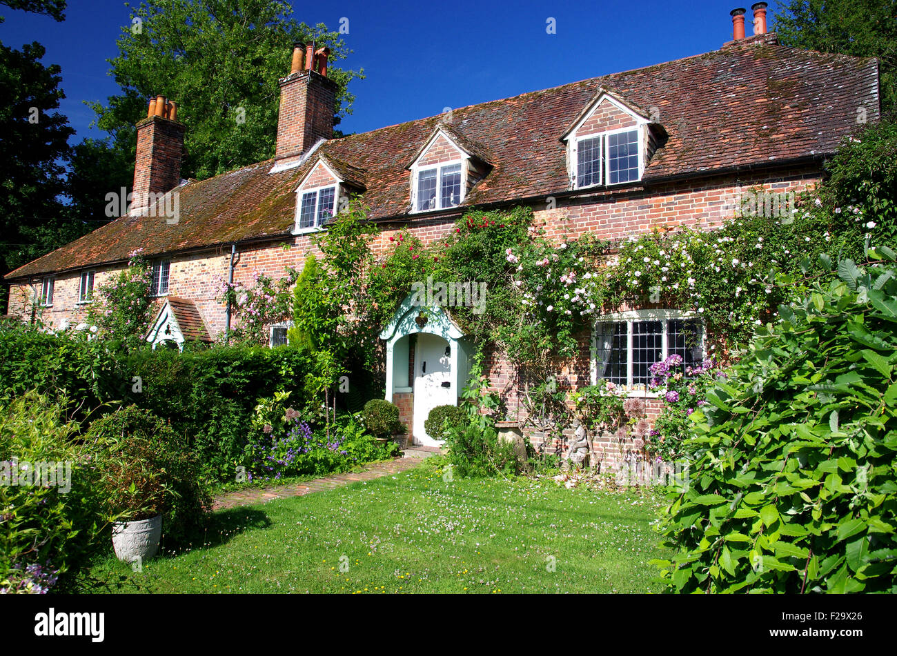 English cottage hi-res stock photography and images - Alamy