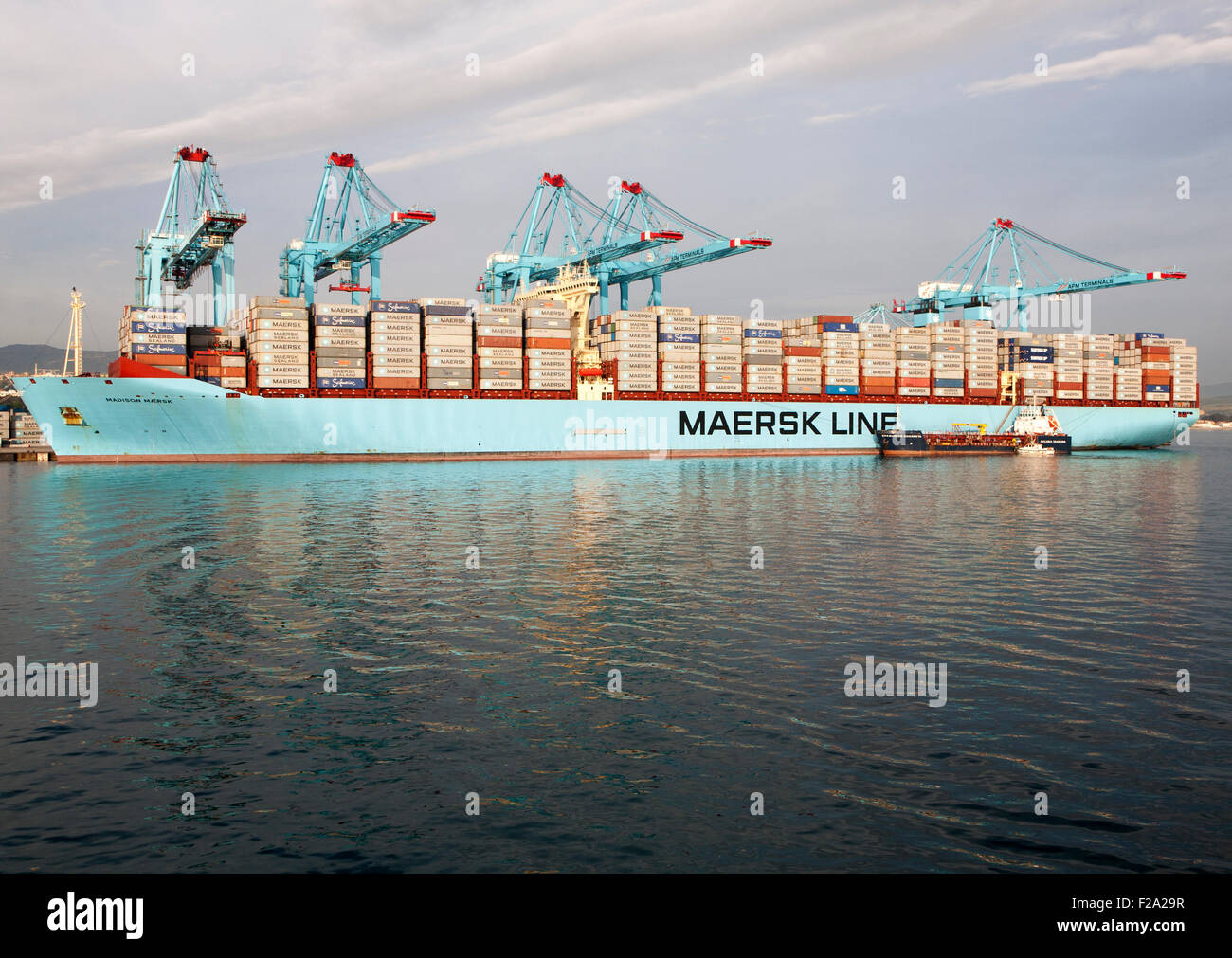 Large cranes and shipping containers spain hi-res stock photography and ...
