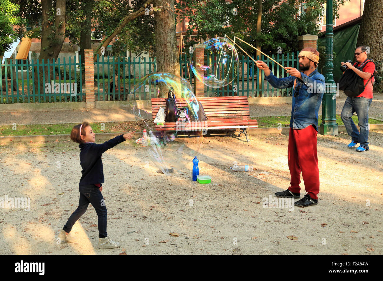 Soap bubble street artist performance in Venice Stock Photo - Alamy