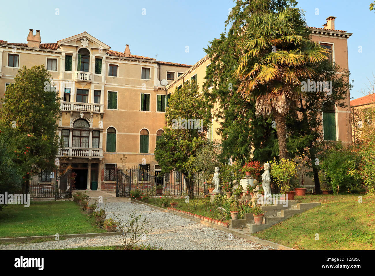 The courtyard and garden of Palazzo Zenobio Stock Photo - Alamy