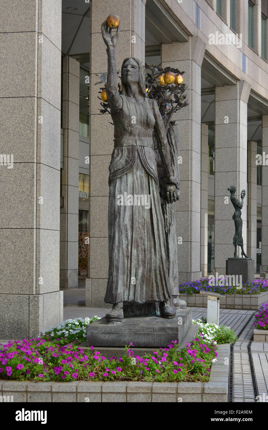 Statue modern woman hi-res stock photography and images - Alamy