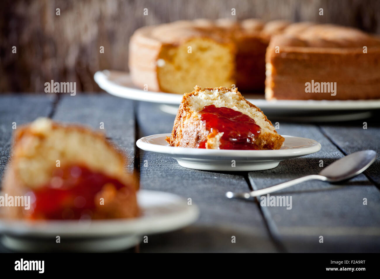 Photograph of a vanilla cake with strawberry jam Stock Photo - Alamy