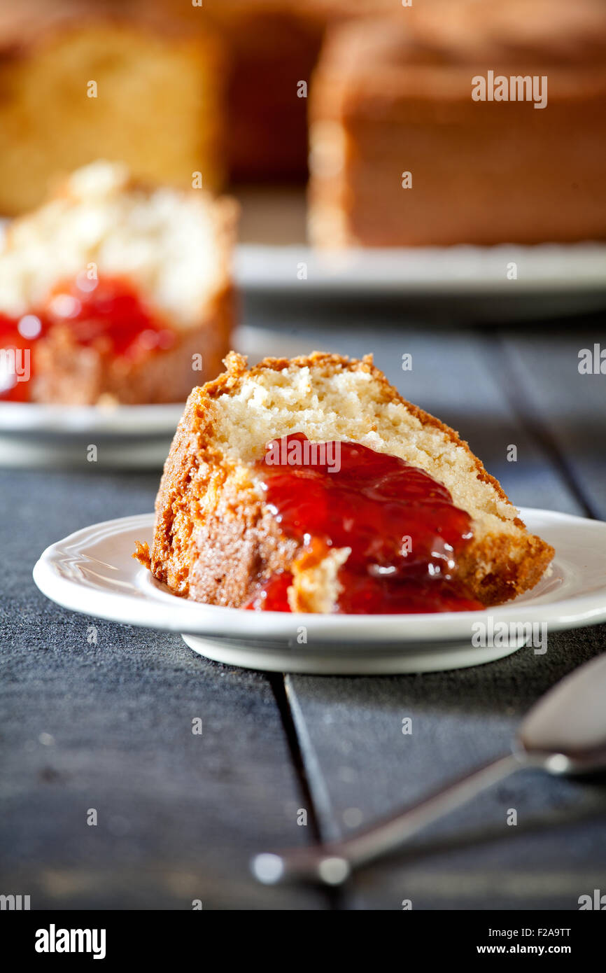 Photograph of a vanilla cake with strawberry jam Stock Photo - Alamy