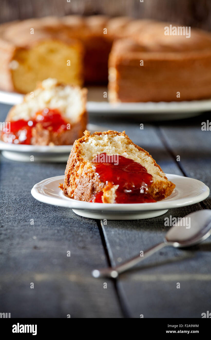 Photograph of a vanilla cake with strawberry jam Stock Photo - Alamy