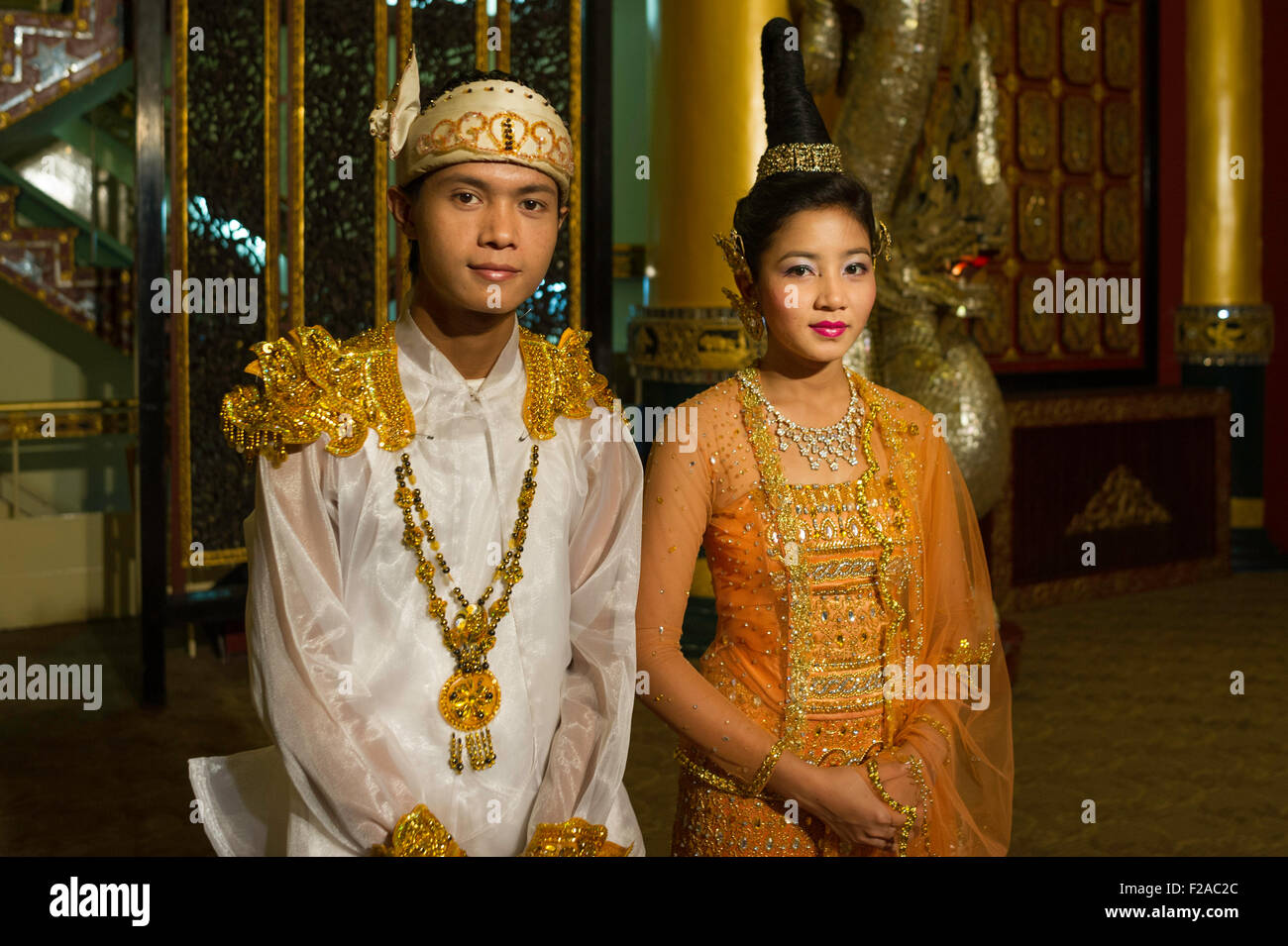 Wedding couple myanmar hi-res stock photography and images - Alamy