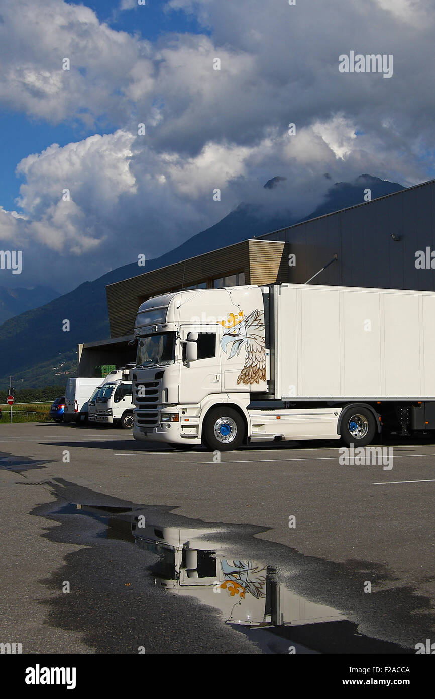 Cargo goods hi-res stock photography and images - Alamy