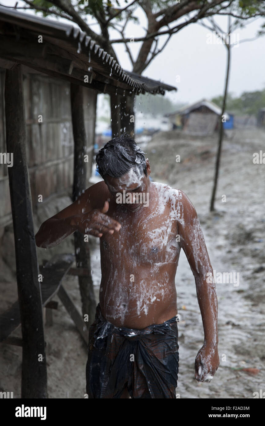 Satkhira, Khulna, Bangladesh. 28th Aug, 2015. A man trying to shower in ...