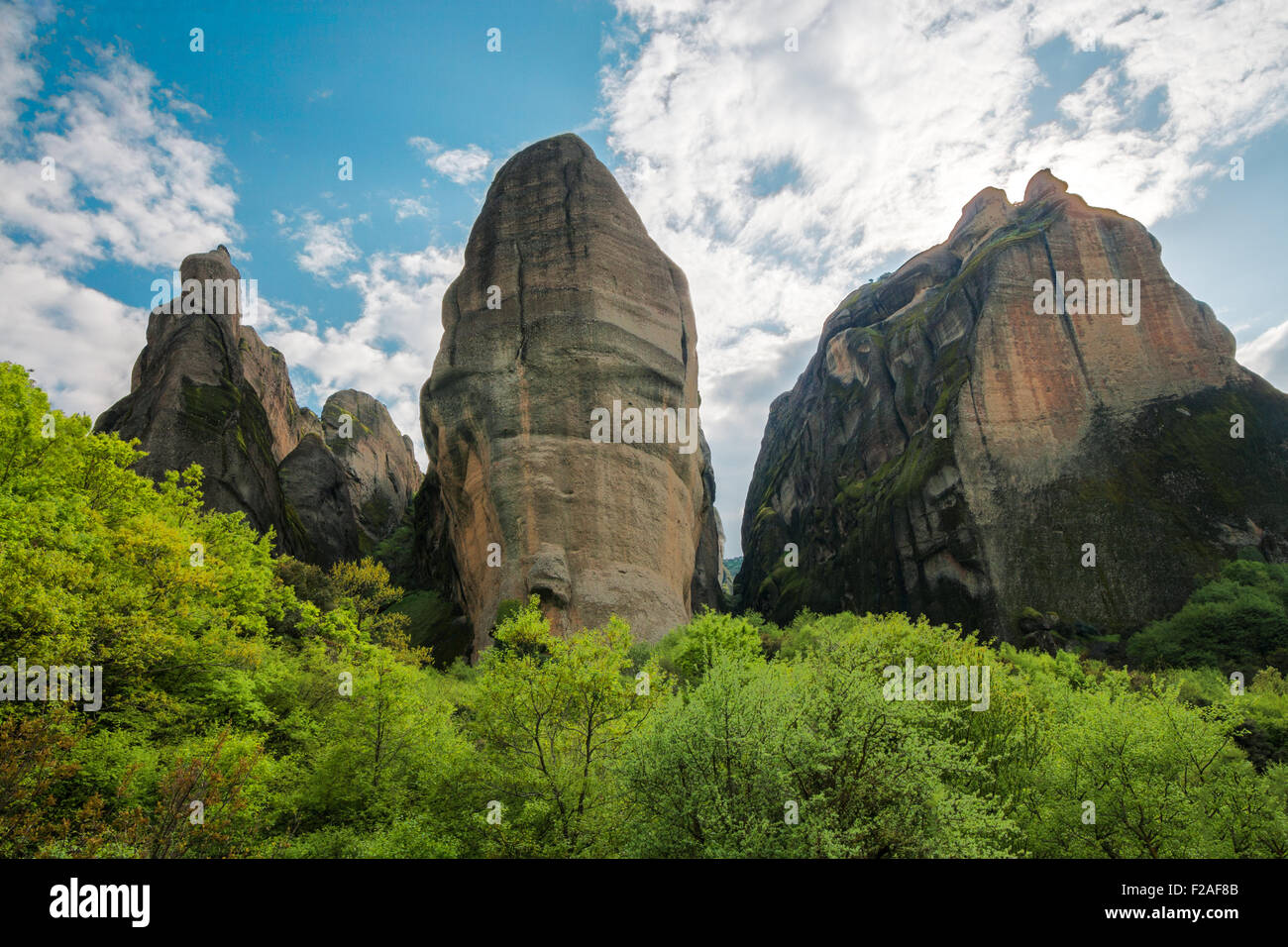 Cliffs of meteora hi-res stock photography and images - Alamy