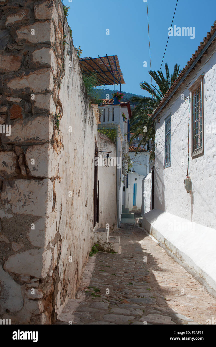 Narrow passage between houses, Hydra Island, Greece Stock Photo - Alamy