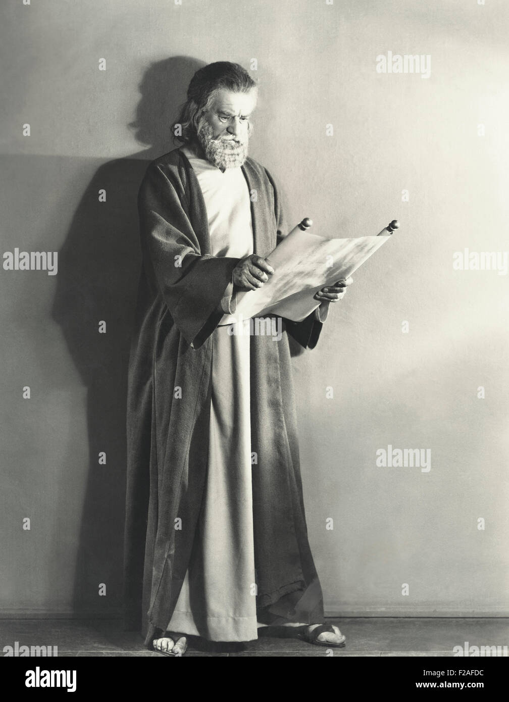 Man in robe reading scroll (OLVI008 OU460 F Stock Photo - Alamy