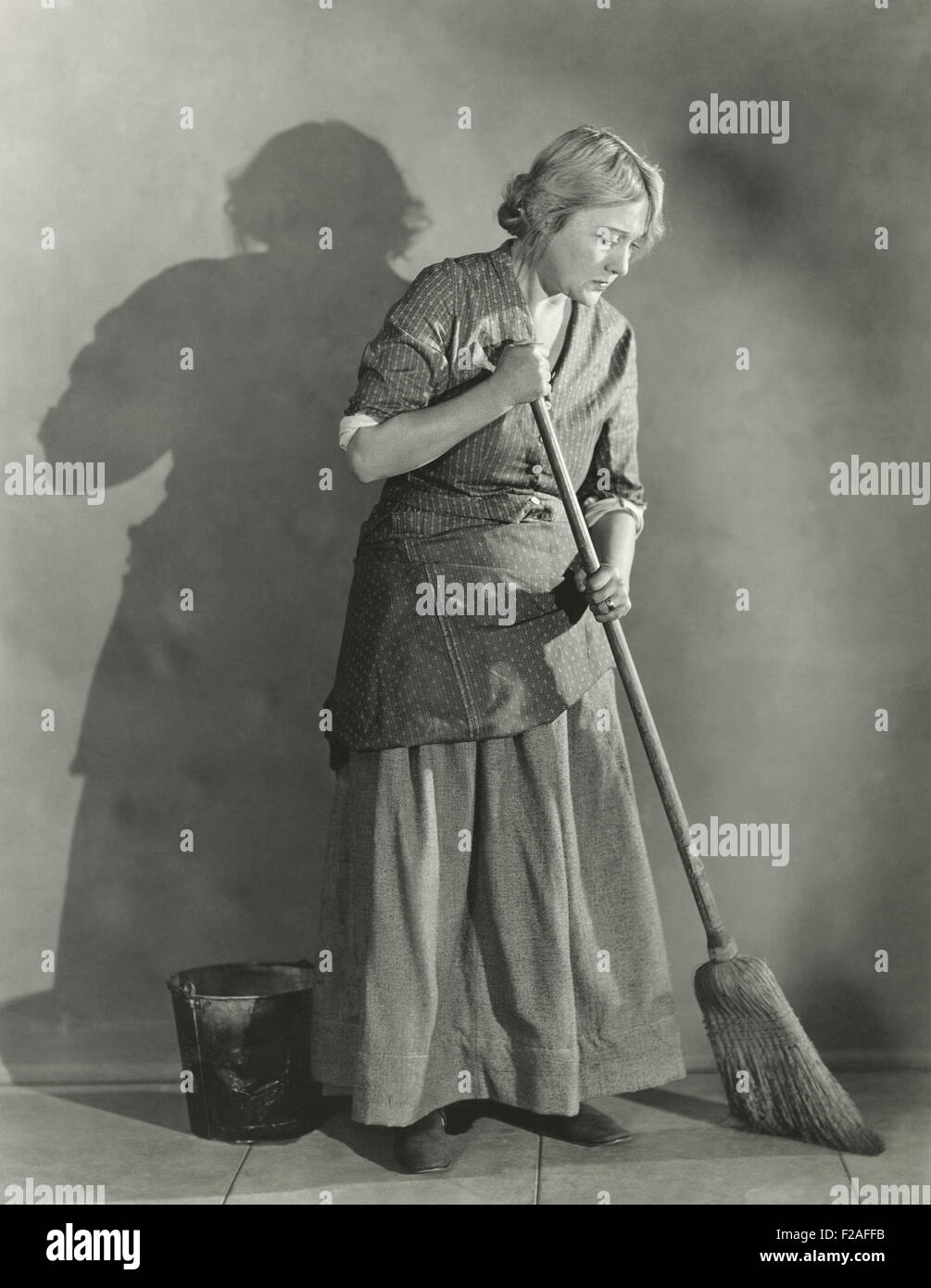 Black woman sweeping hi-res stock photography and images - Alamy