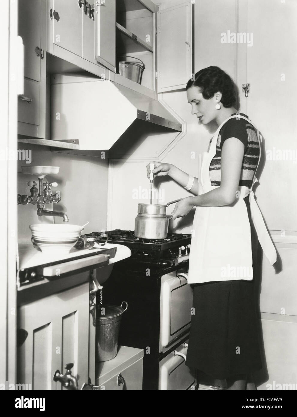 Woman 1930s cooking hi-res stock photography and images - Alamy