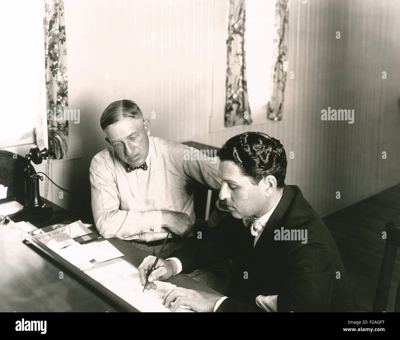 Signing on the dotted line (OLVI008 OU122 F Stock Photo - Alamy