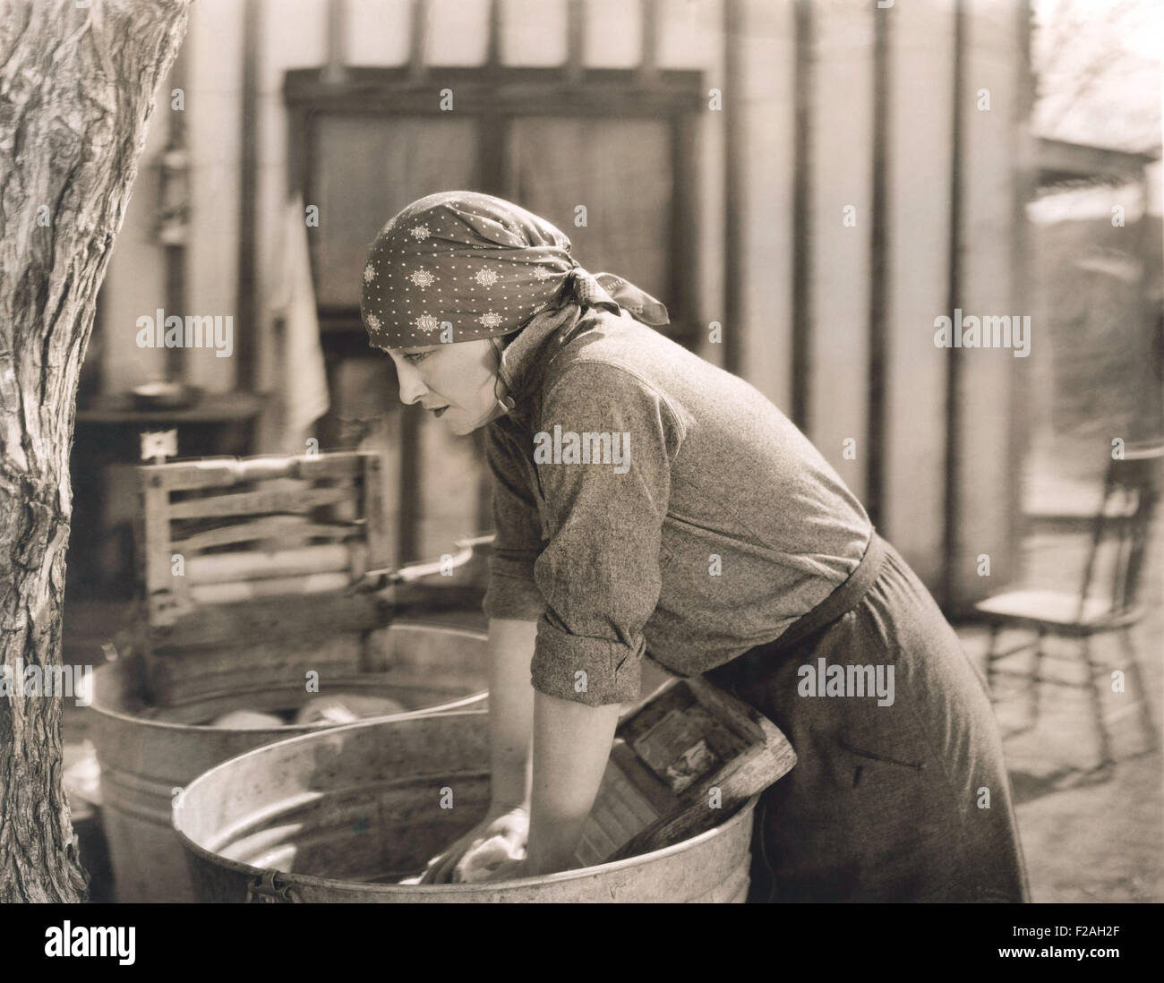 Old fashioned wash basin hi-res stock photography and images - Alamy