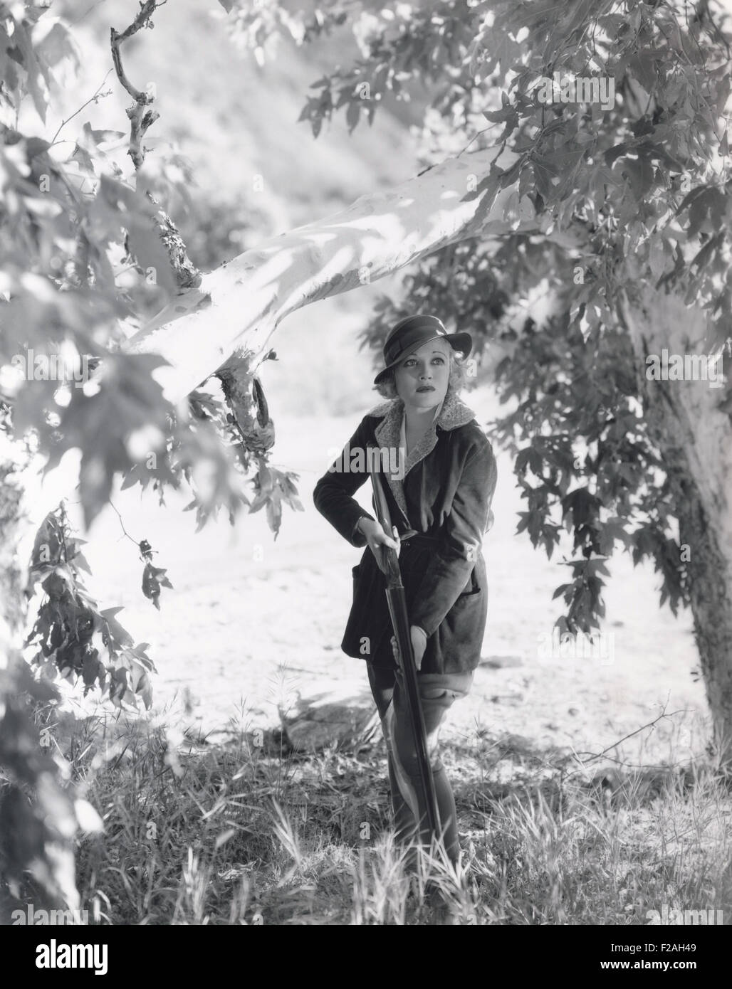 Woman, hunter, retro hi-res stock photography and images - Alamy