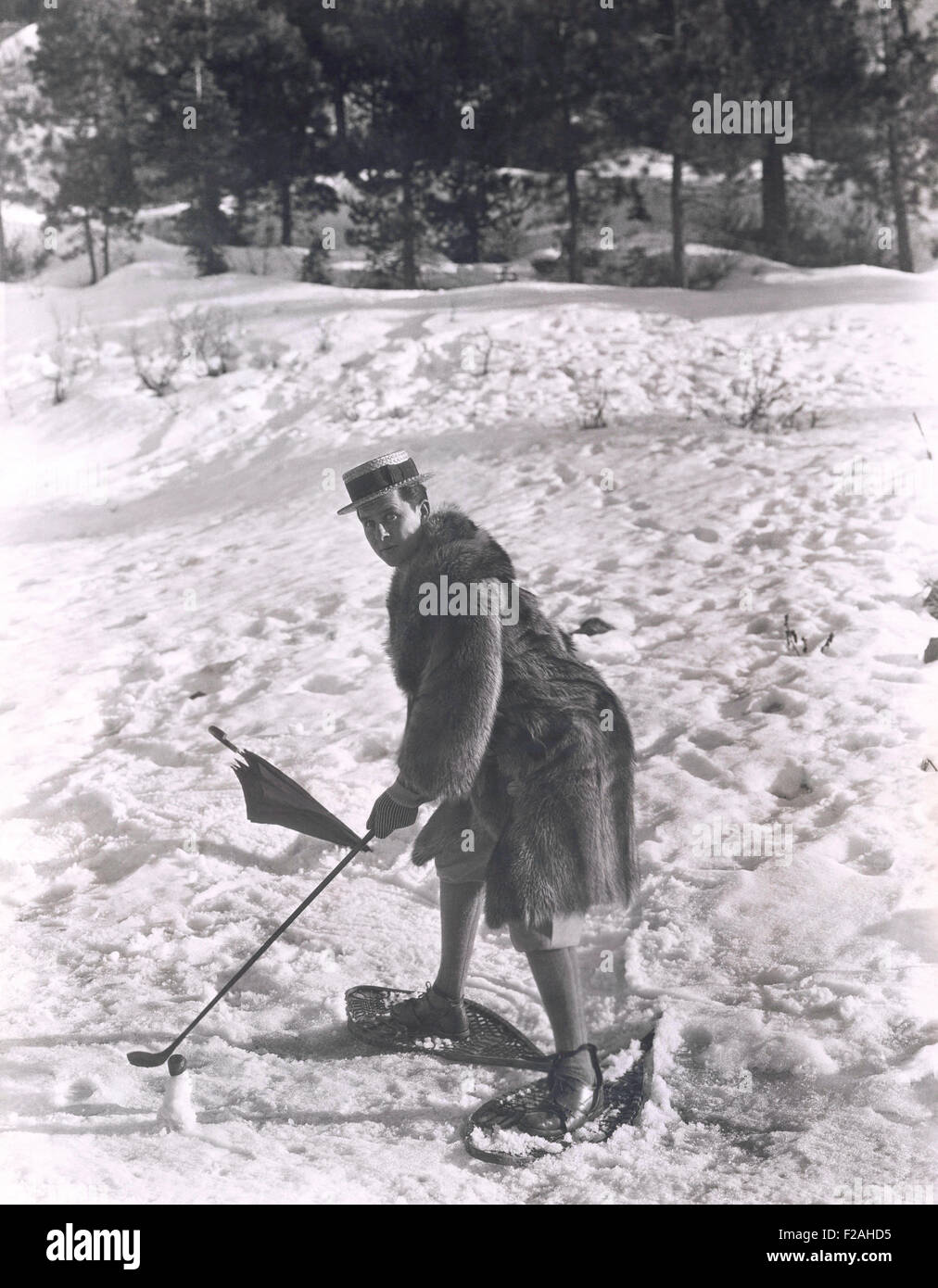 Man playing golf in the snow (OLVI007 OU993 F Stock Photo - Alamy