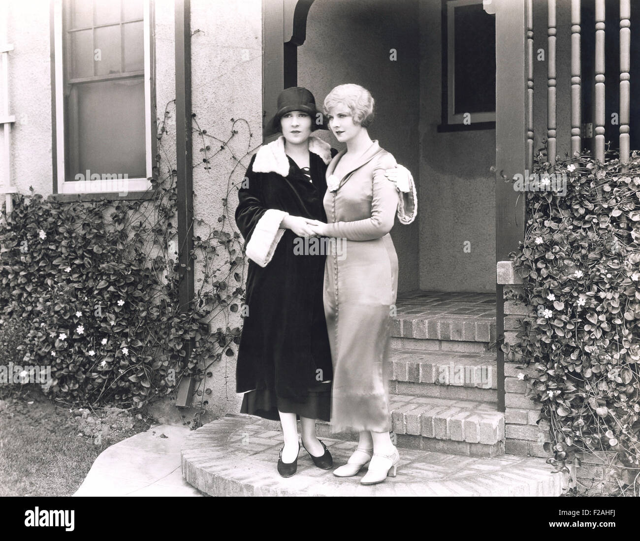 1920s women holding hands hi-res stock photography and images - Alamy