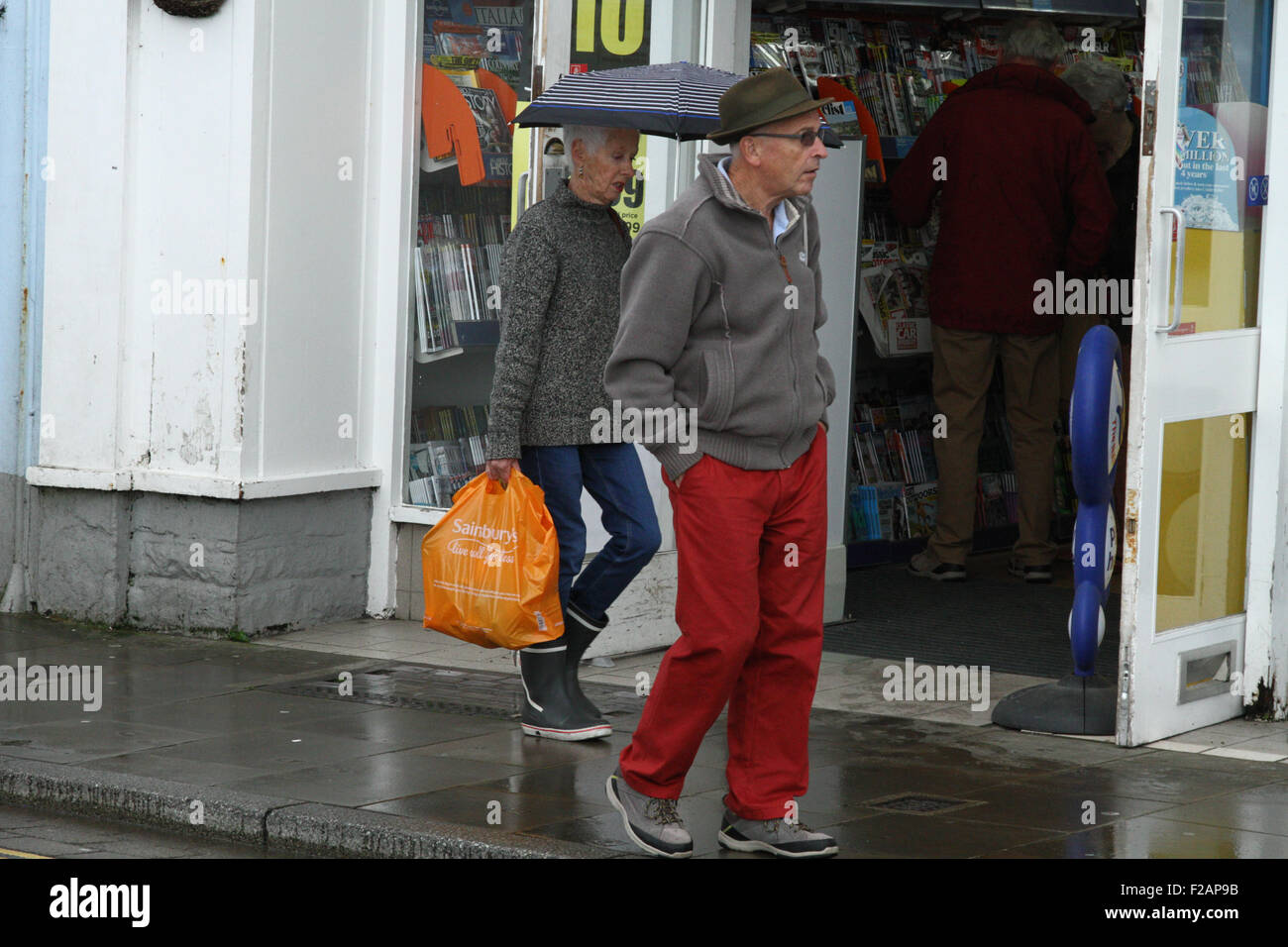Tenby, Pembrokeshire, UK. 15th September, 2015. UK weather: Shoppers ...