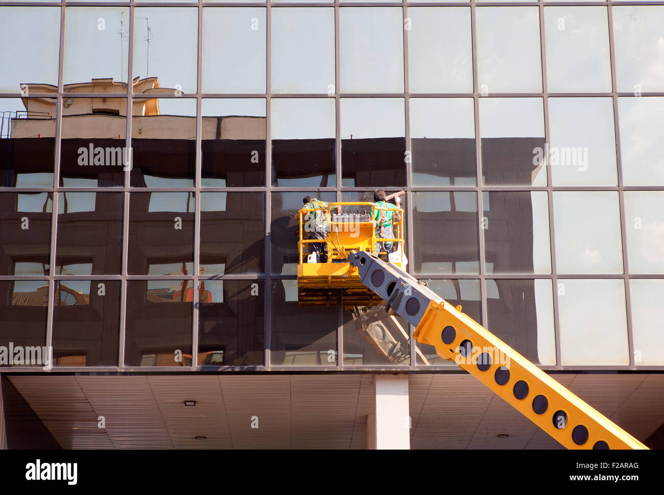 Cleaning tall buildings hi-res stock photography and images - Alamy