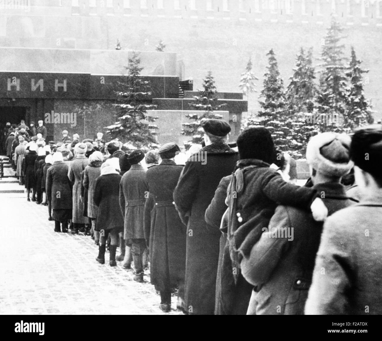 Russians outside the Lenin mausoleum on the 25th anniversary of the ...