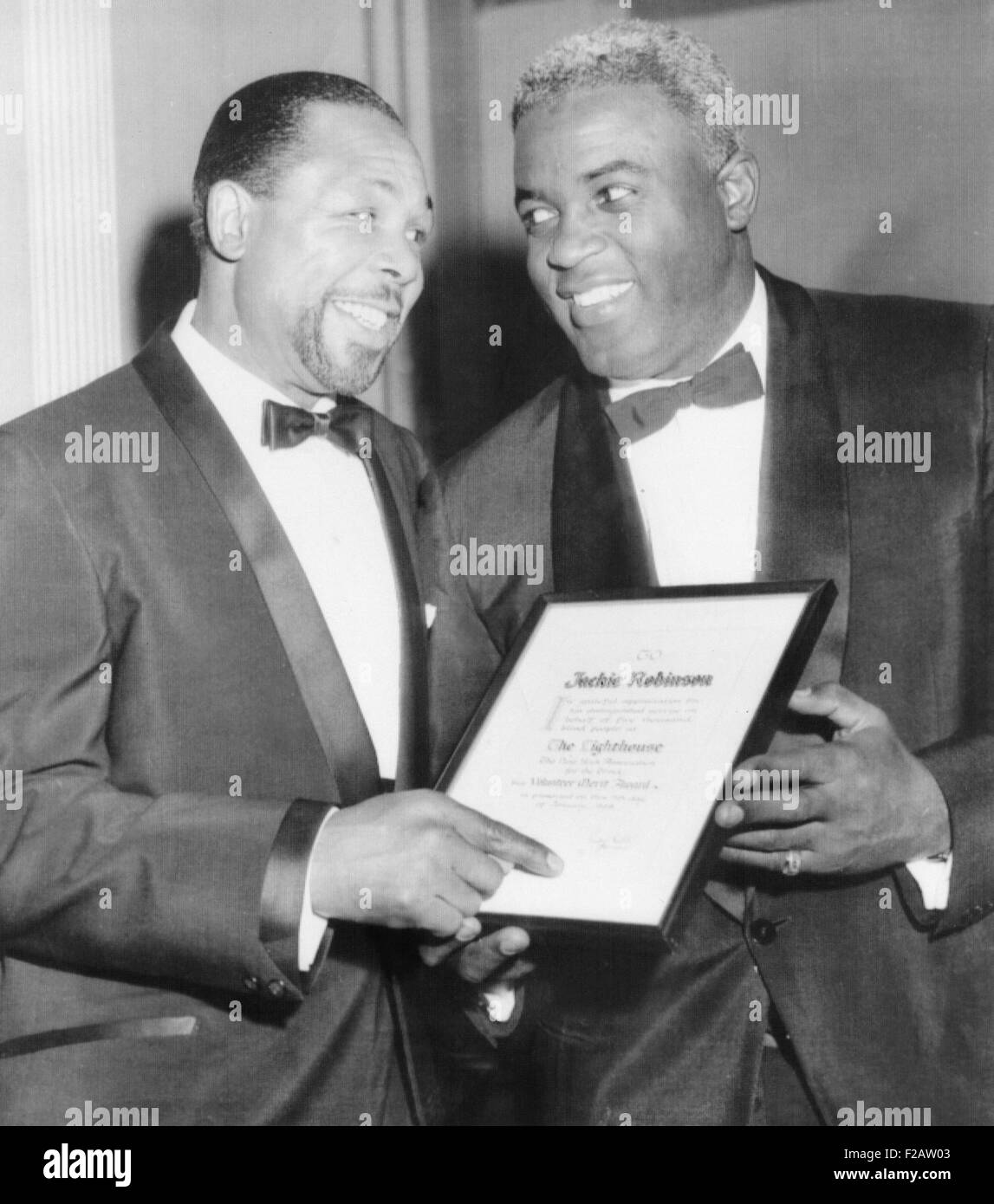 Light heavyweight champion Archie Moore talks with ex-baseball star ...