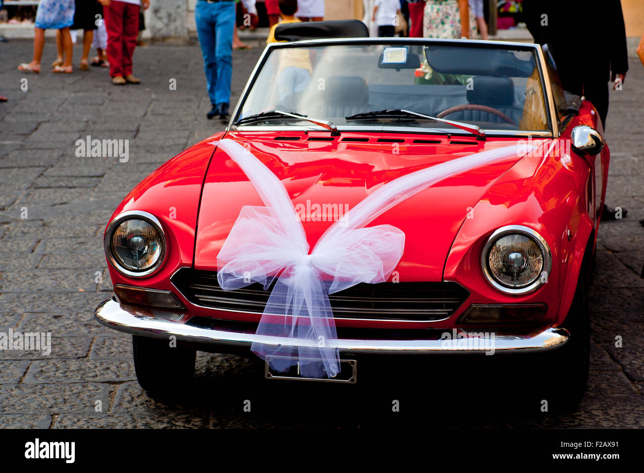 Vintage red Car decorated for a wedding Stock Photo - Alamy