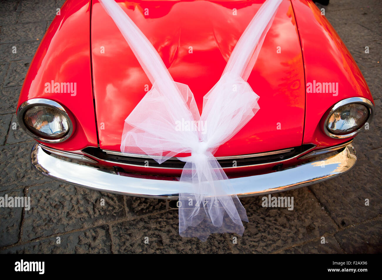 Vintage red Car decorated for a wedding Stock Photo - Alamy