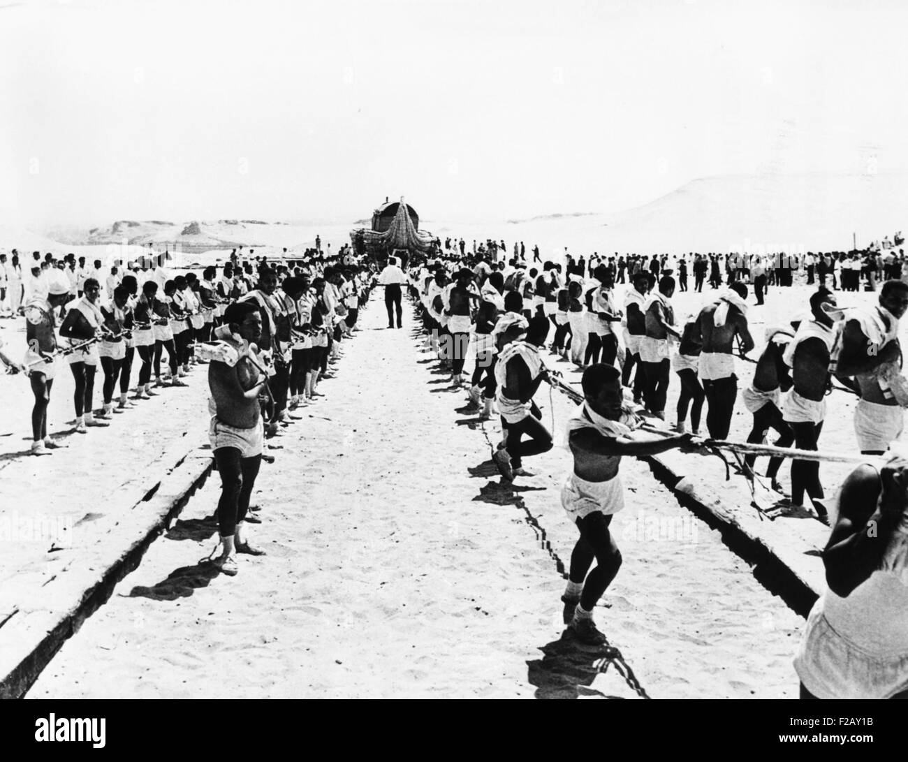 500 costumed Cairo students drag the 10 ton papyrus raft 'RA' along ...