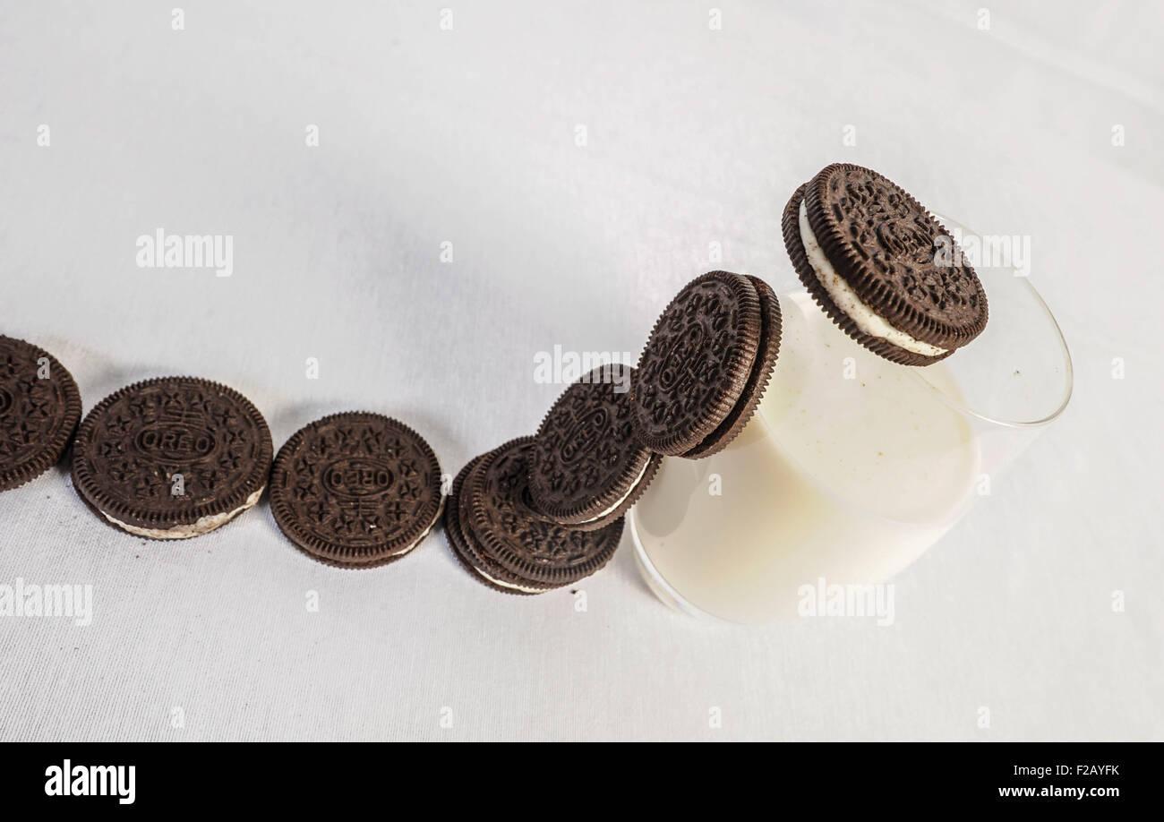 Biscuit Oreo with milk- galleta Oreo con leche Stock Photo - Alamy