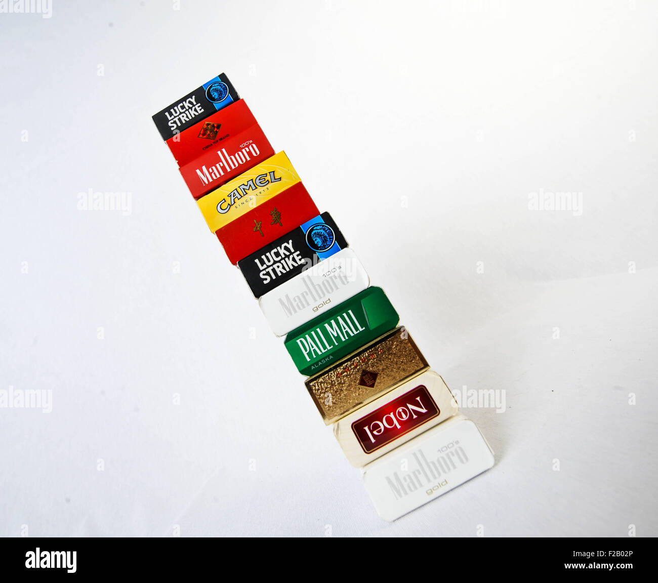 a set of cigarette of different brands- un juego de cigarrillo de ...