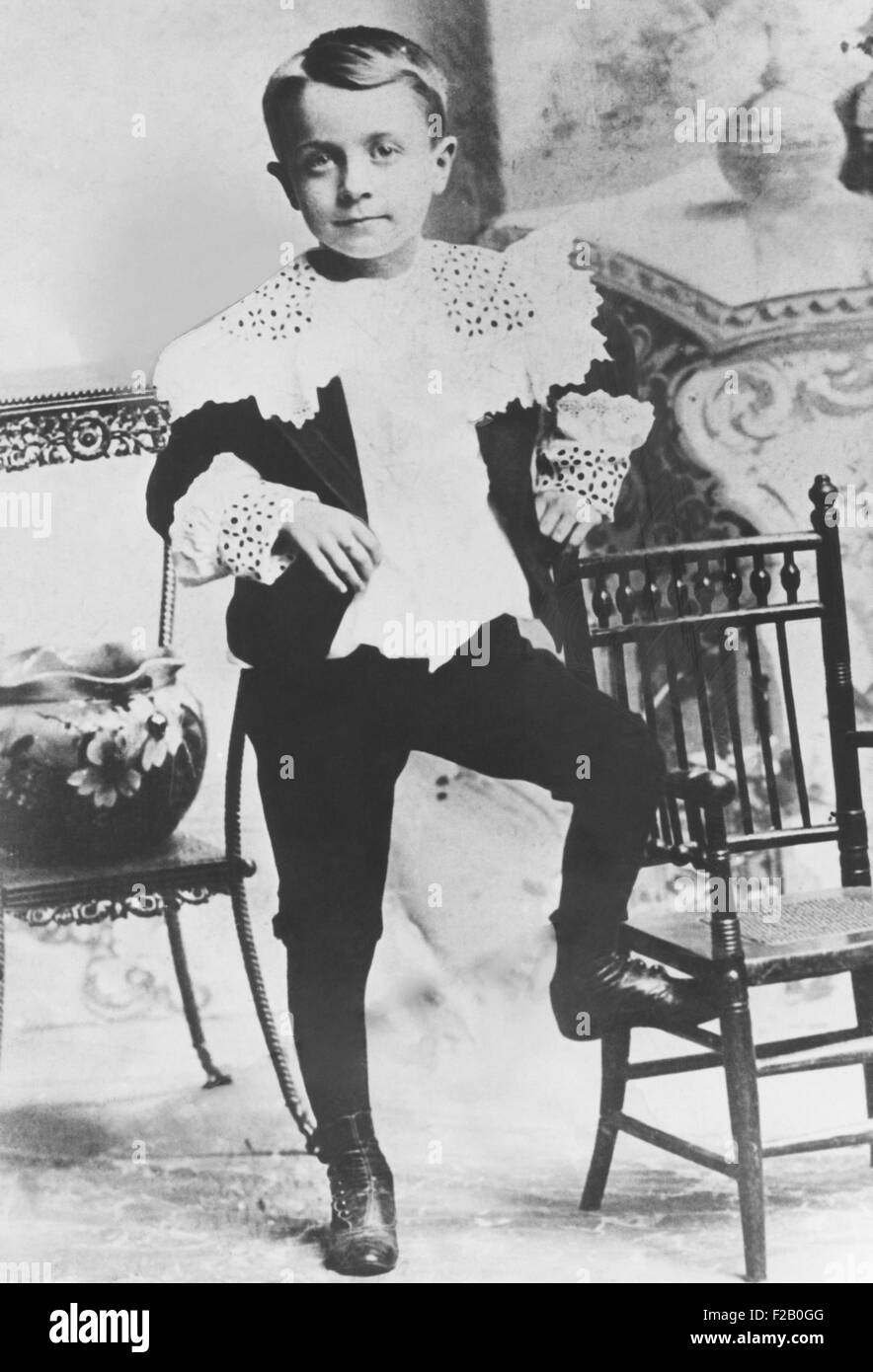 Boy radio 1930s hi-res stock photography and images - Alamy