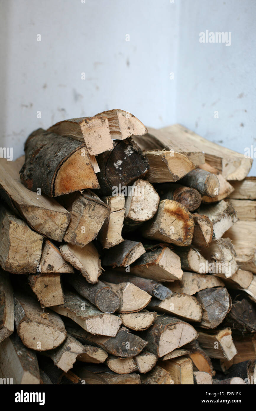 Sturdy round logs hi-res stock photography and images - Alamy