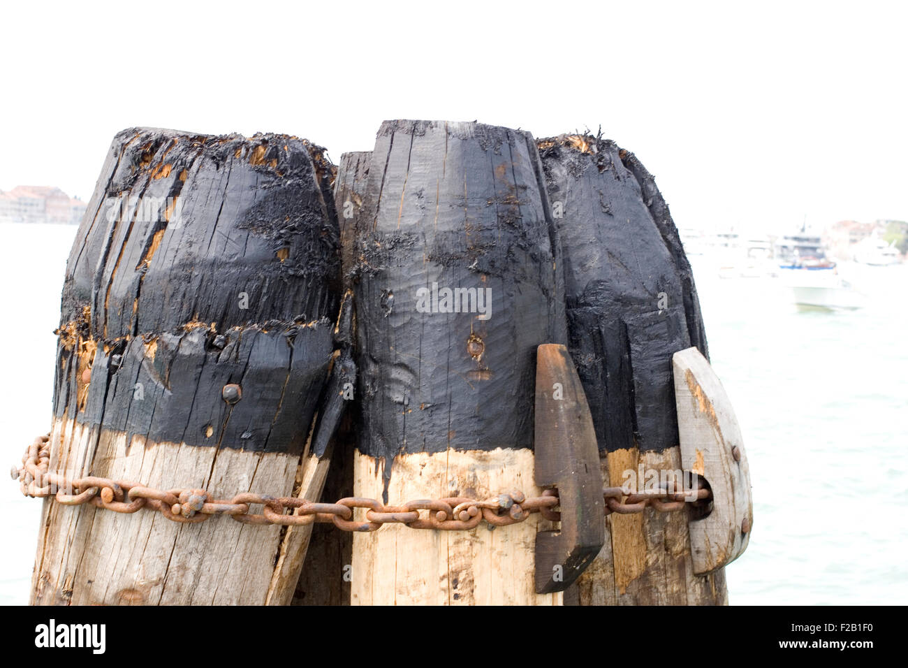 Rusty chain tied to the seapole Stock Photo - Alamy