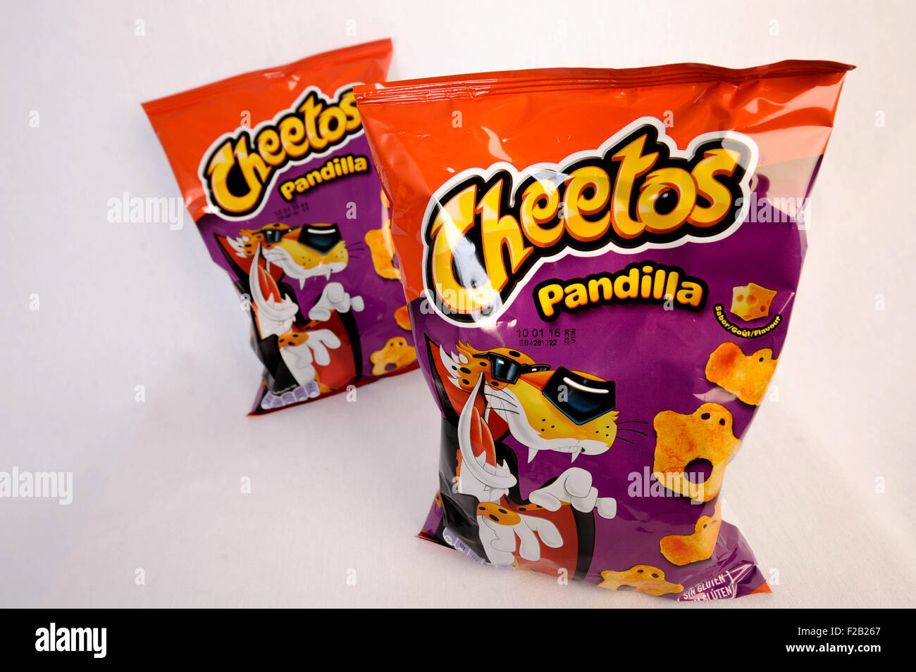 cheese-flavored, puffed cornmeal snak Cheetos- Snack de harina de maíz ...