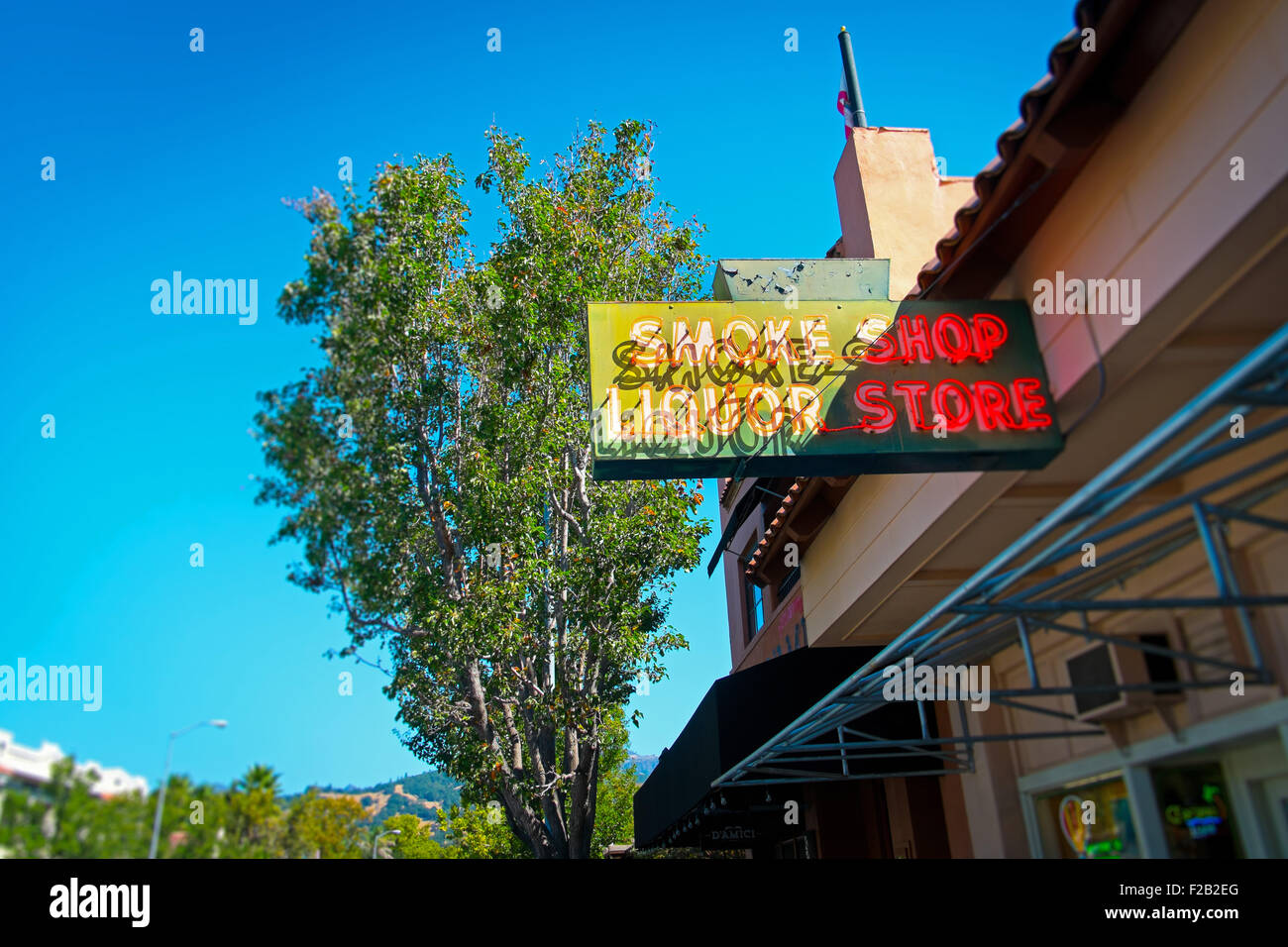 Liquor store and Smoke shop Neon Sign Stock Photo - Alamy